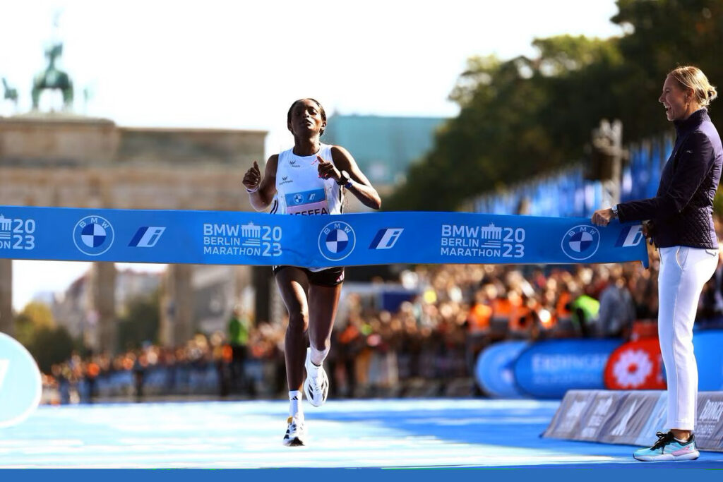 SÚPER RÉCORD de Assefa 2:11:53, y Kipchoge gana su 5° Berlín - La ...